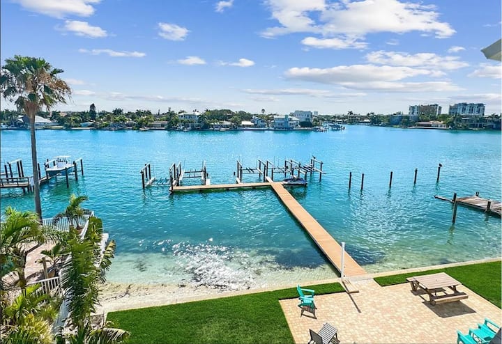 Beautiful Roomy Water Front Condo - Treasure Island, FL