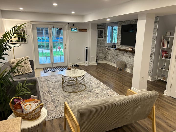 Entire Guest Suite By The Lake - 15 Mins From Yyz - ブランプトン