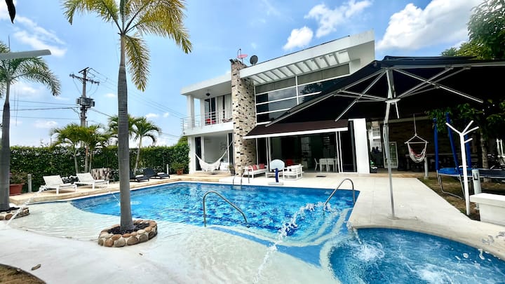 Spacious 4-bedroom House W Pool - Melgar