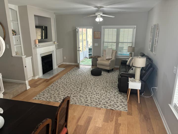 Gorgeous Townhome On Golf Course - Raleigh, NC