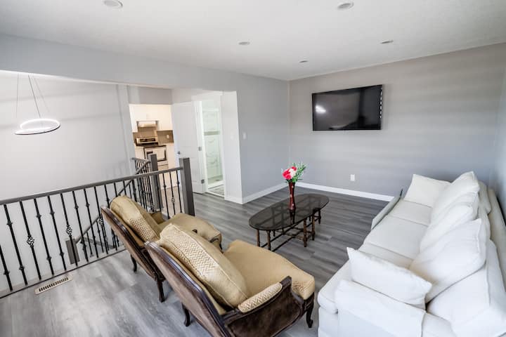 Newairbnb Close To Dt & 24 Hr  Restaurant - Calgary