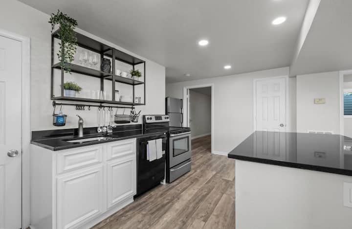 Quiet Oasis: Gated, Private Yard - Lakewood