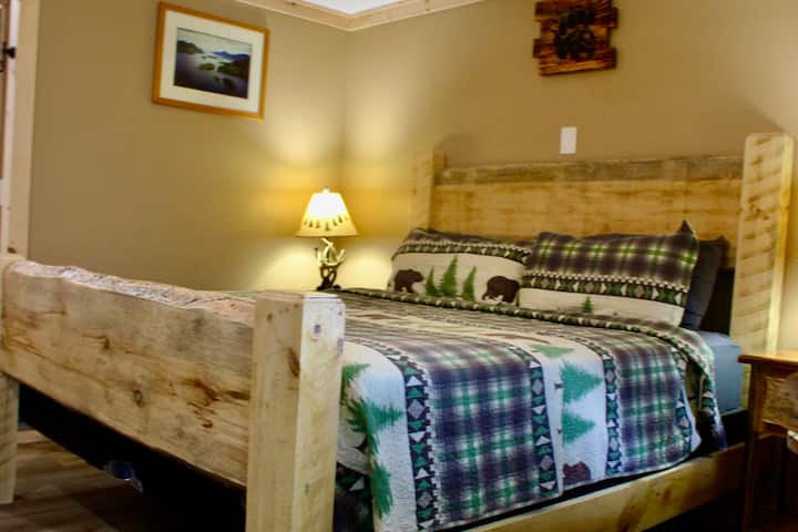 Cozy King Studio With Jacuzzi, Pool & Fireplace - Lake George, NY