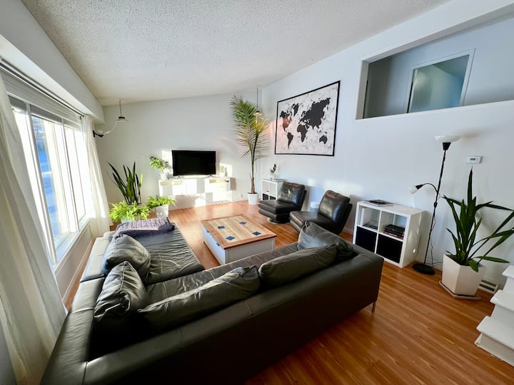 Bright And Stylish Home, Superhost, (W/kingbed) - Winnipeg