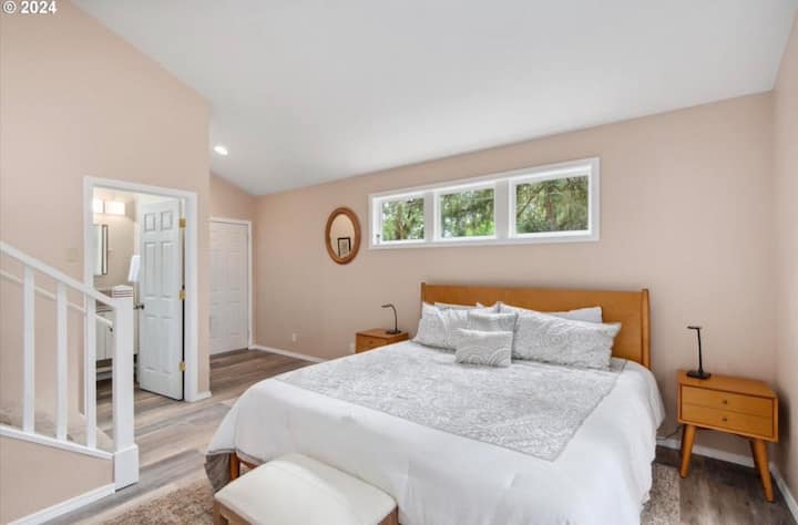 Large Forested Cottage - Eugene, OR