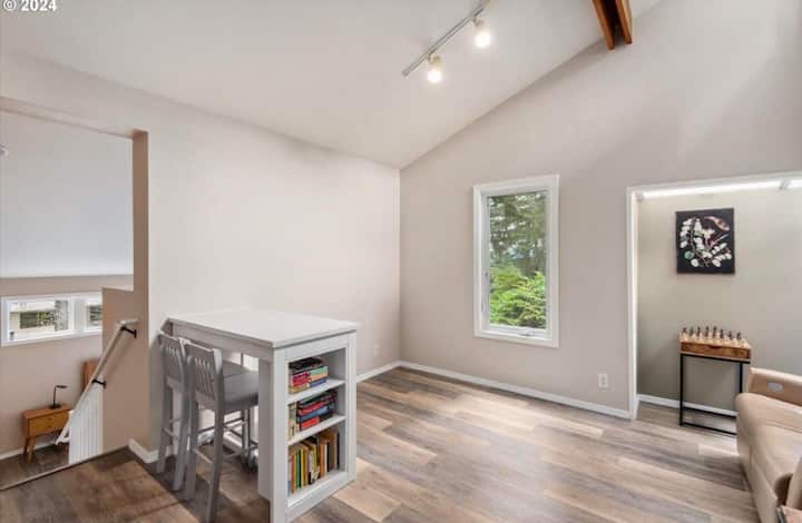 Large Forested Cottage - Eugene, OR