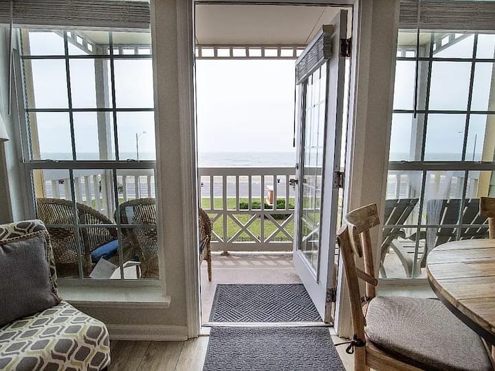 Front-facing | On Seawall | Ocean Front | Sleeps 8 - Galveston