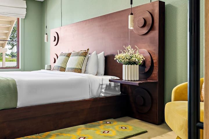 King Bed In Boutique Hotel | Pool | River Access - New Braunfels, TX