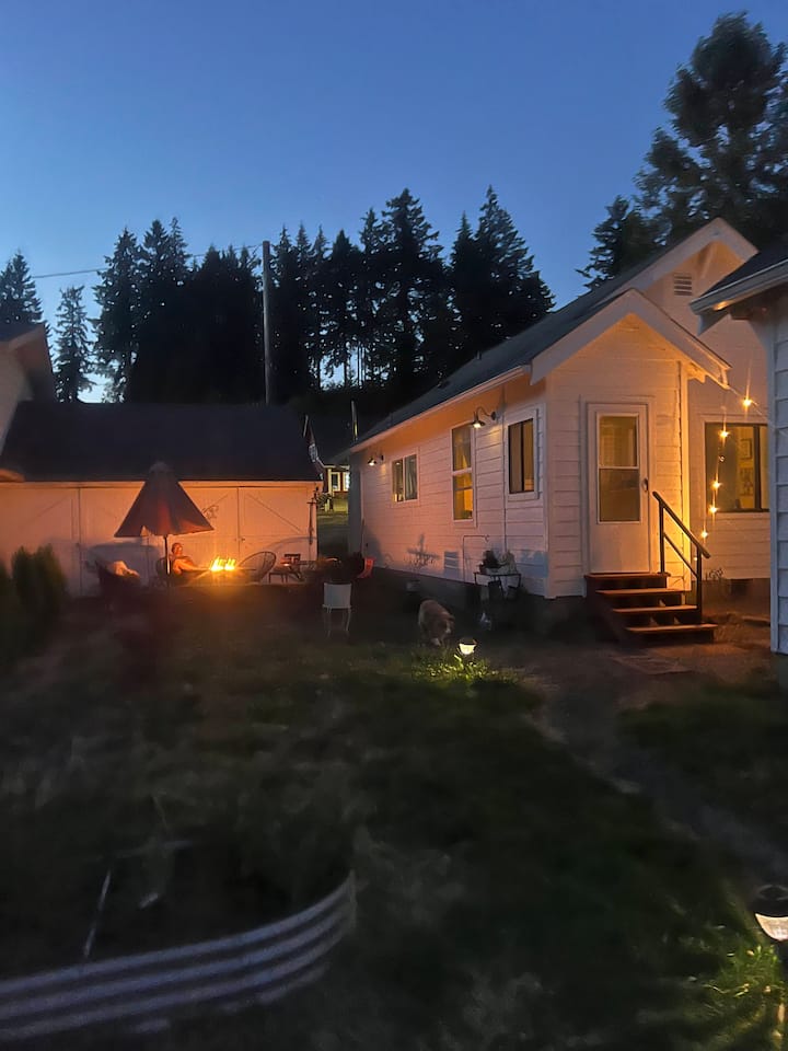 Cozy Cottage Charm — Walk, Bike, Float And Relax! - Flathead Lake, Cathlamet