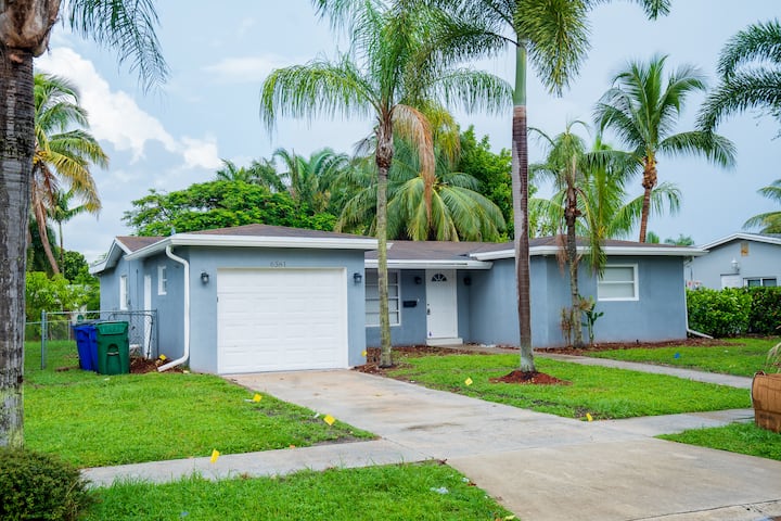 Georgeous Lake Views - Coral Springs, FL