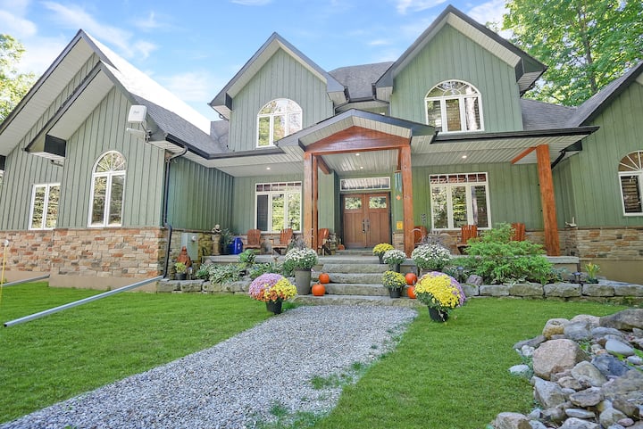 Luxurious Waterfront Family Cottage - Fenelon Falls