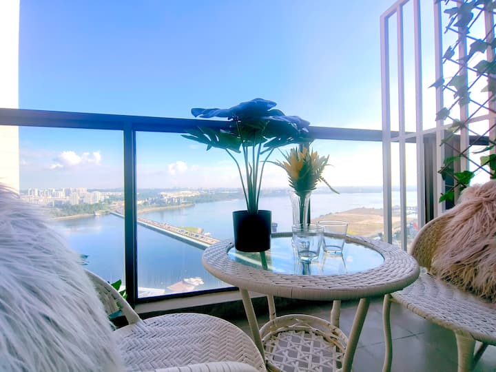 R&f Luxurious Mall Seaview Condo -Parking/gym/pool - Woodlands