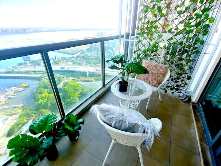 R&f Luxurious Mall Large Seaview Bathtub Suite - Yishun