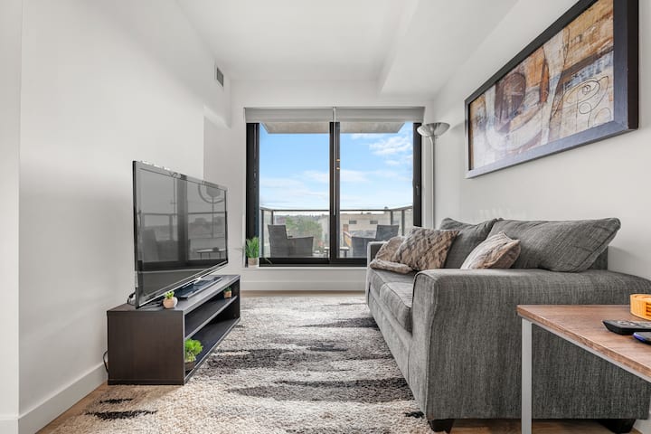 Bright, Comfy & Stylish By Downtown! Free Parking! - Calgary