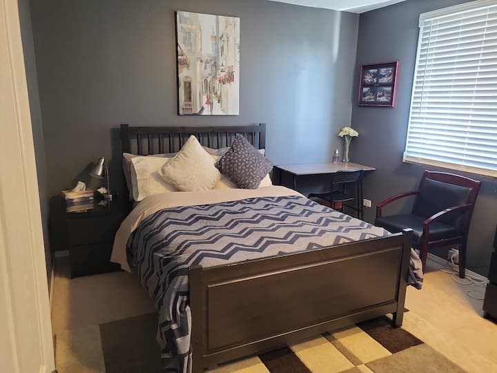 Serene Private Room With Mountain View - Calgary