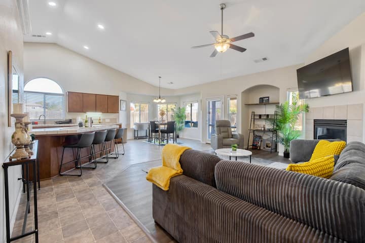 Beautiful Home Sequoia Park W/ Office Pet Friendly - Visalia, CA