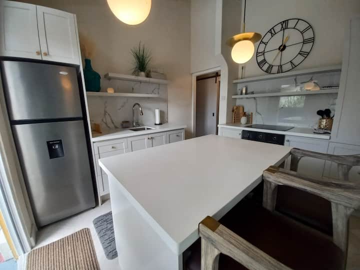 Stylish Apt -Free Parking,cozy Couples Retreat - Bridgetown, Barbados