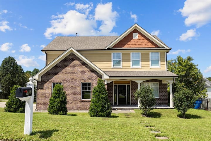 Central Gem: Up To 10 Guests, Spacious Home - Clayton, NC