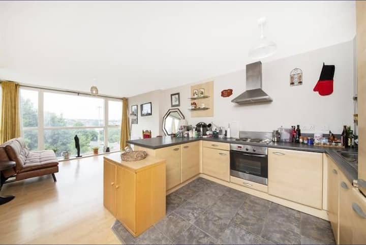 Spacious 2 Bedroom Flat In Leeds - Leeds