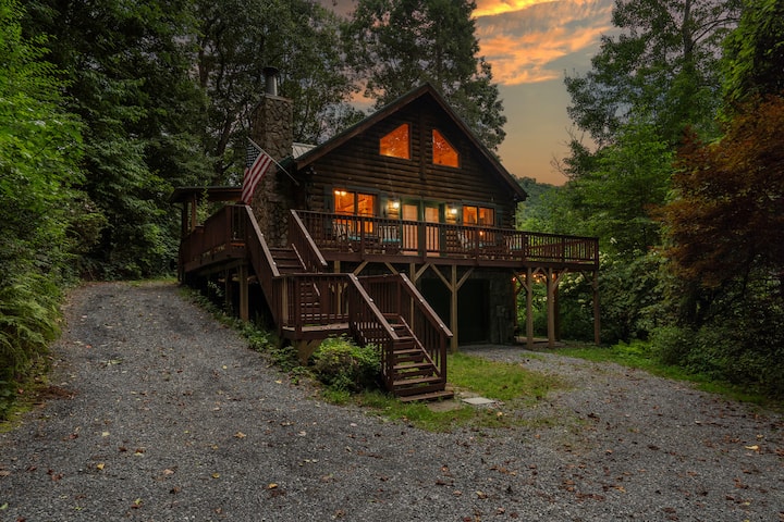Grace Haven Cabin— Hot Tub, Game Room & Ski Resort - Maggie Valley, NC
