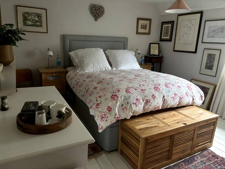 Unique Grade 2 Listed Cottage - Dorking