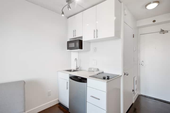 Superb Location: Simple Accommodation - Studio - Vancouver