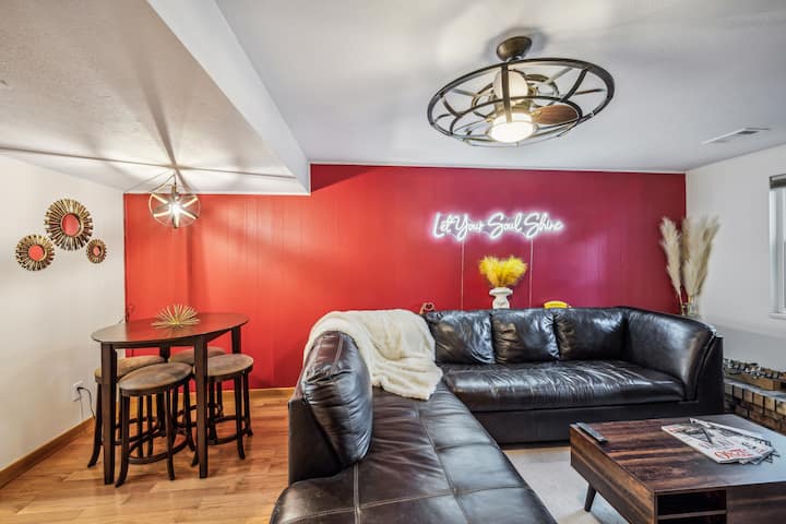 Stylish Retro Guest Suite With Hot Tub - Morrison, CO