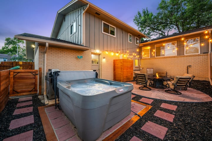 Stylish Retro Guest Suite With Hot Tub - Morrison