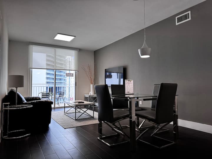 Spacious Two-bedroom Apartment - Miami, FL