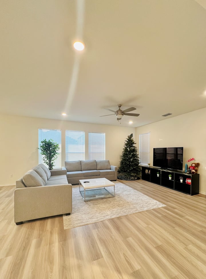 3 Private Bedroom With A Dedicated 1.5 Bathrooms - Round Rock, TX