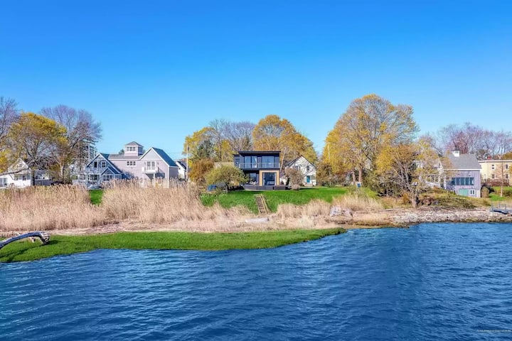 Quiet & Modern Oceanfront House With Hot Tub - Portland, ME