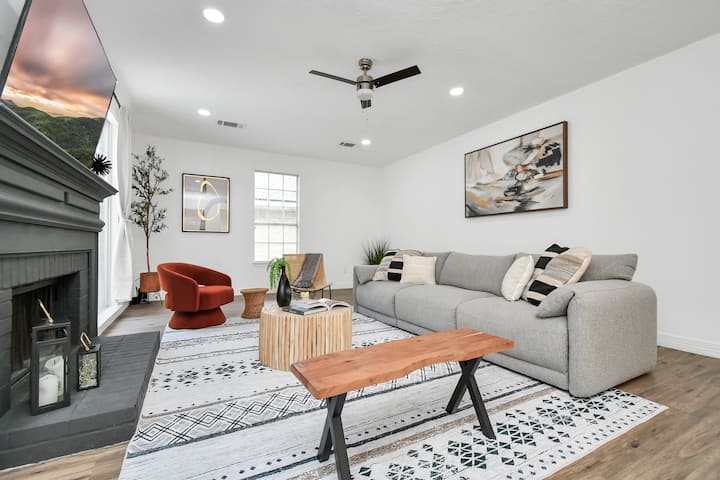 Your Charming Getaway W/ Game Room & Pool Oasis - Houston, TX