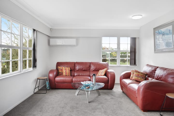 Sunlit Glow Home With Parking And Air-con - Auckland