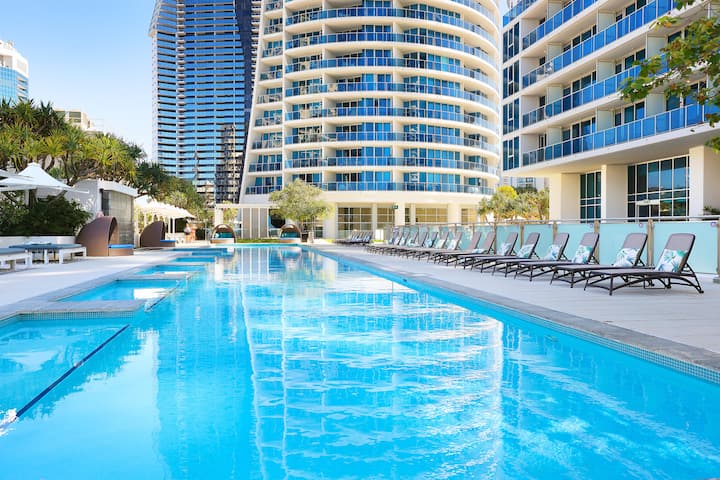 H Residence Surfers Ocean & Pool Views - Surfers Paradise
