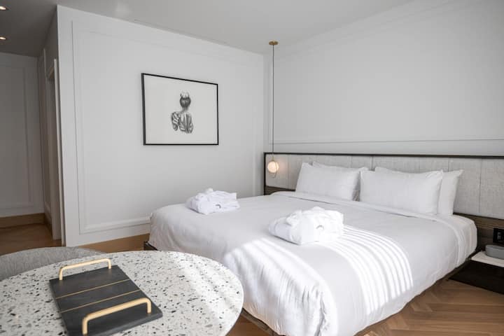 Clandestin's Luxury Room In The Heart Of Quebec - 퀘벡