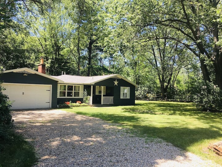 The Sawyer Cottage - Bridgman, MI