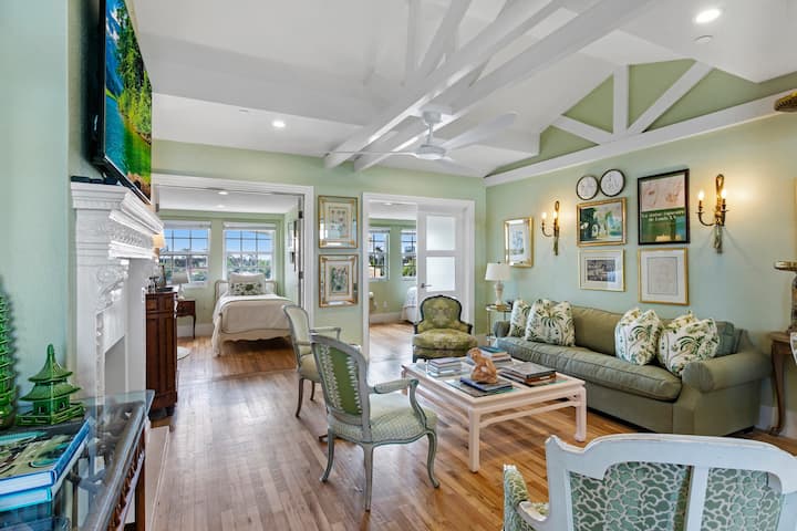 Parisian Penthouse - Palm Beach, FL