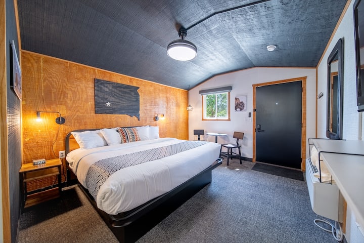 Hansen Inn, Cabin, One King, No Pets, Wall Sd - Badlands National Park