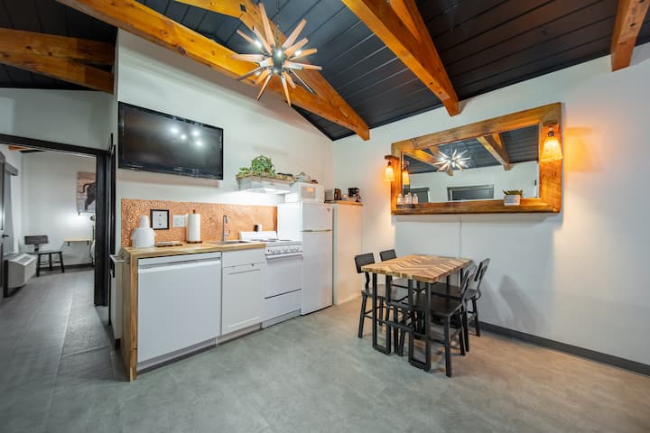 Hansen Inn, Cabin Suite, 1 Queen, 1 King, 1sofa - Badlands National Park