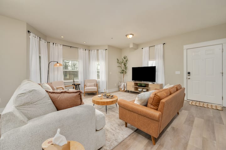 *New* Charm On Church ~ Cozy, Modern, Downtown Apt - Murfreesboro, TN