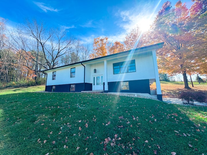 The Hocking Hills White House - Logan, OH
