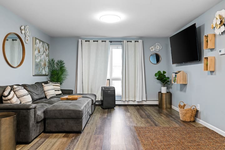 "Farmhouse" Top Floor Condo In Central Anchorage - Anchorage