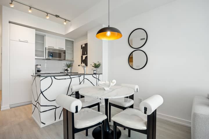 5 Mins Walk To Cn Tower | Free Parking | 1 Bd+den - Toronto