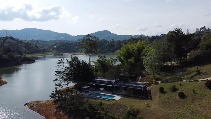 Modern Luxury Lake Guatape Home Terrace, Pool, Bbq - Guatapé