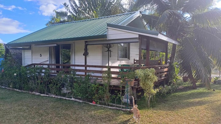 Maison Dans Un Jardin Verdoyant - French Polynesia
