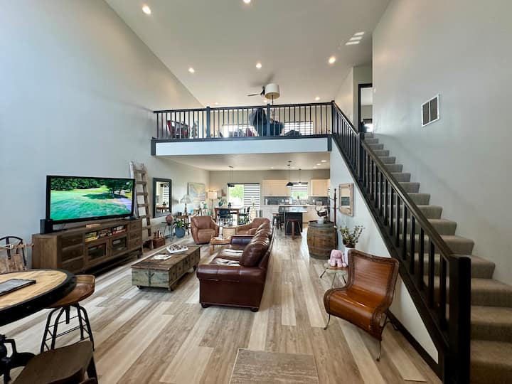 Studio Loft Style W/ Master Suite Hot Tub & Sauna - Harrisburg, SD