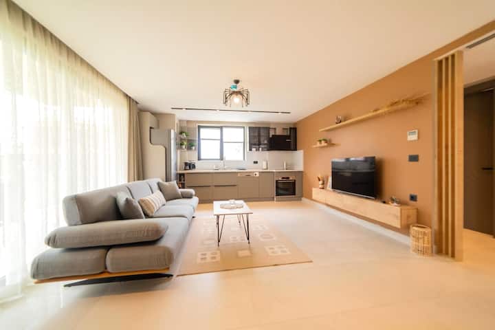 Bright & Airy 2br Apt – Pool Access, Walk To Beach - Ayvalık