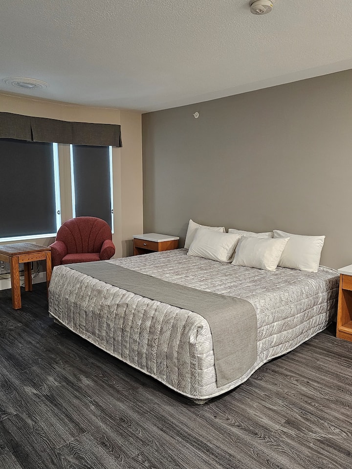 Cozy Room With A King Bed - 勒杜克