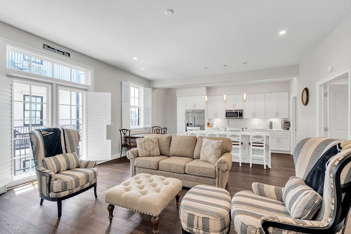 Condo On St. Charles | Streetcars, Parking, Pool! - New Orleans, LA