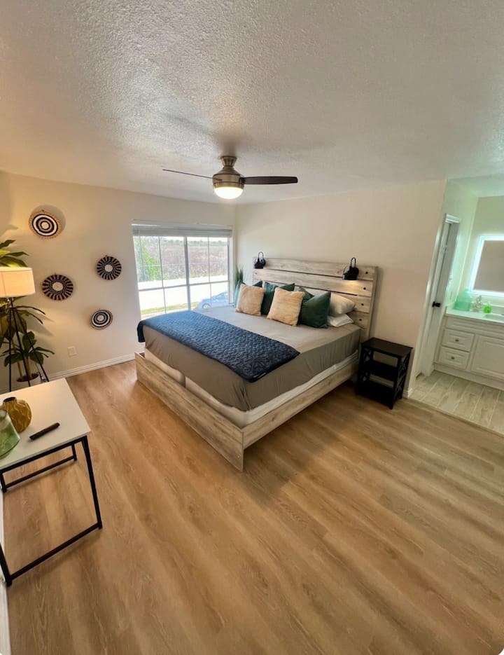 Walk To The Waves: Bright&breezy Galveston Condo - Tiki Island, TX